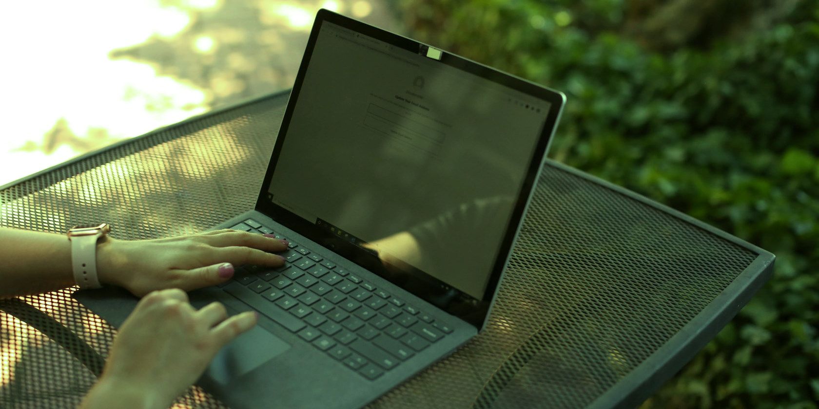 Hoe u een gele tint op een Windows -laptopscherm kunt repareren ...